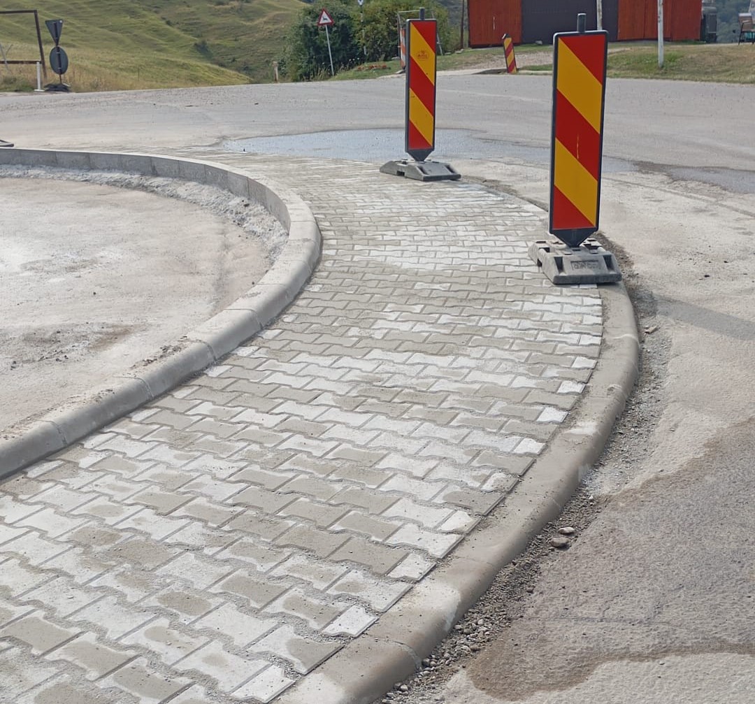 În intersecția DN 15 cu DJ spre Girov se amenajează un sens giratoriu ...